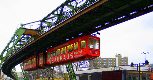 Tuffi, l'éléphant qui sauta du plus vieux monorail au monde