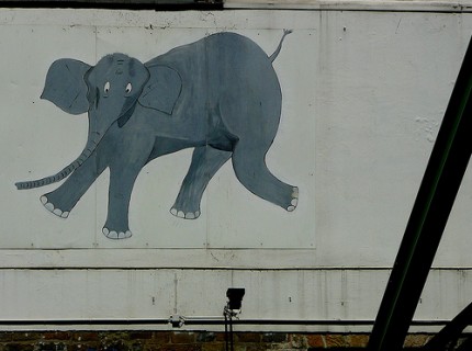 Tuffi, l'éléphant qui sauta du plus vieux monorail au monde